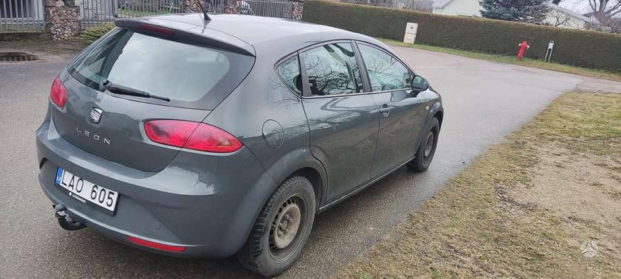 Black SEAT Leon 2010 in Kaunas, with an engine capacity of 1.90 L and mileage of 316 thousand km for 2600 €, photo 5 on AUTOMOTO.COM.LV