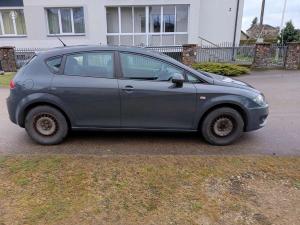 Black SEAT Leon 2010 in Kaunas, with an engine capacity of 1.90 L and mileage of 316 thousand km for 2600 €, photo 6 on AUTOMOTO.COM.LV