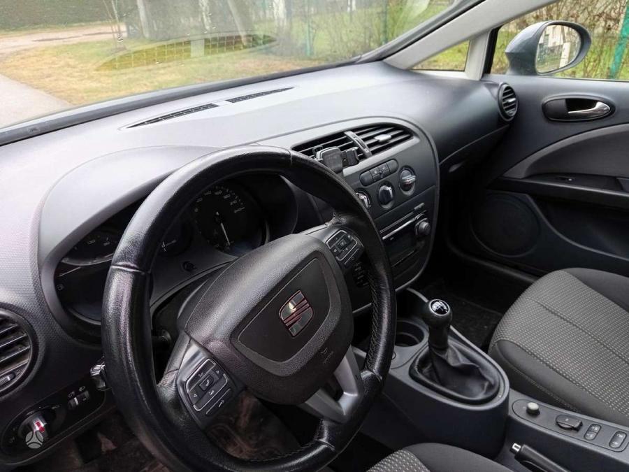 Black SEAT Leon 2010 in Kaunas, with an engine capacity of 1.90 L and mileage of 316 thousand km for 2600 €, photo 9 on AUTOMOTO.COM.LV