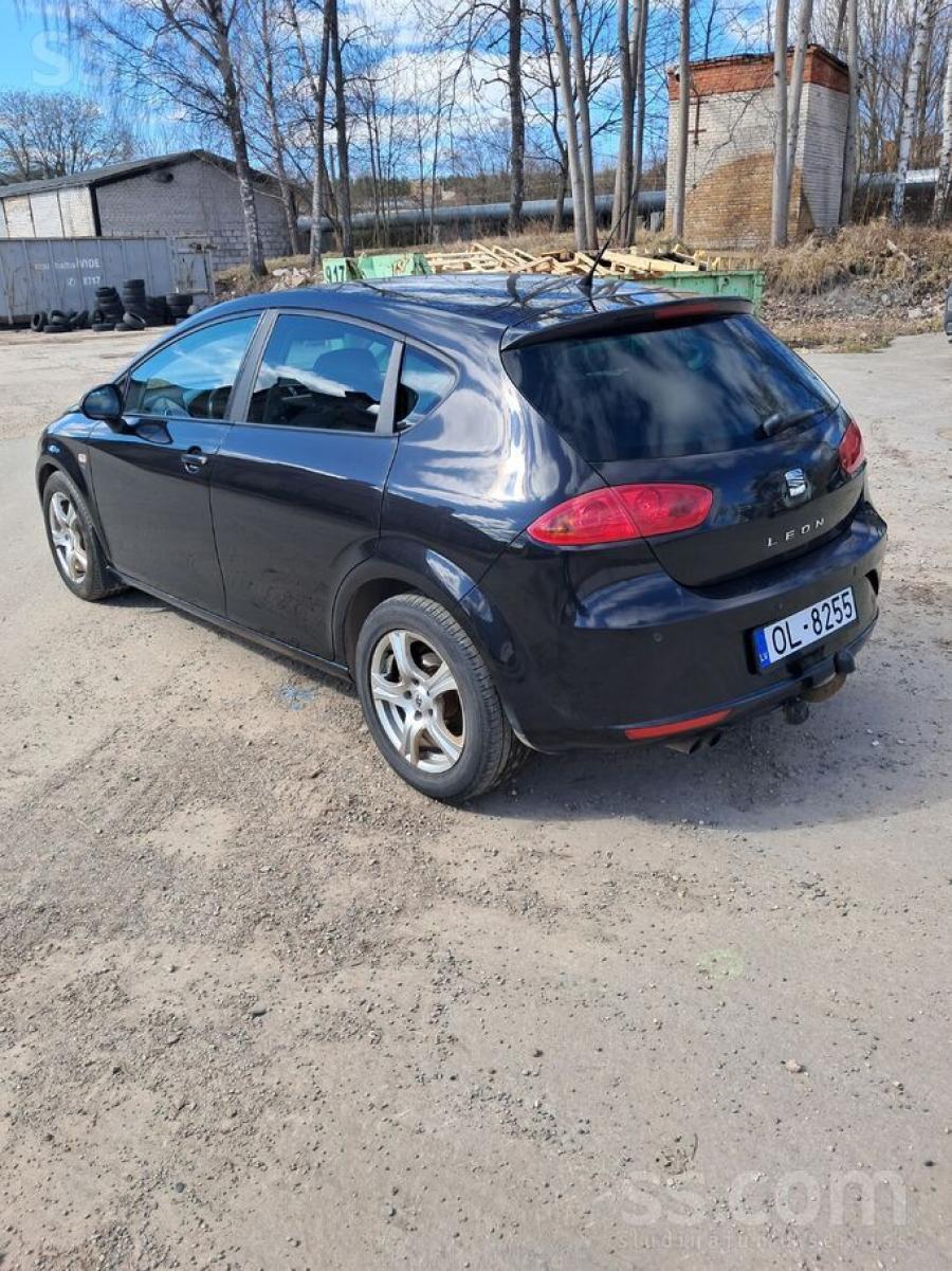 Black SEAT Leon 2010 in Riga, with an engine capacity of 1.40 L and mileage of 262 thousand km for 2050 €, photo 5 on AUTOMOTO.COM.LV