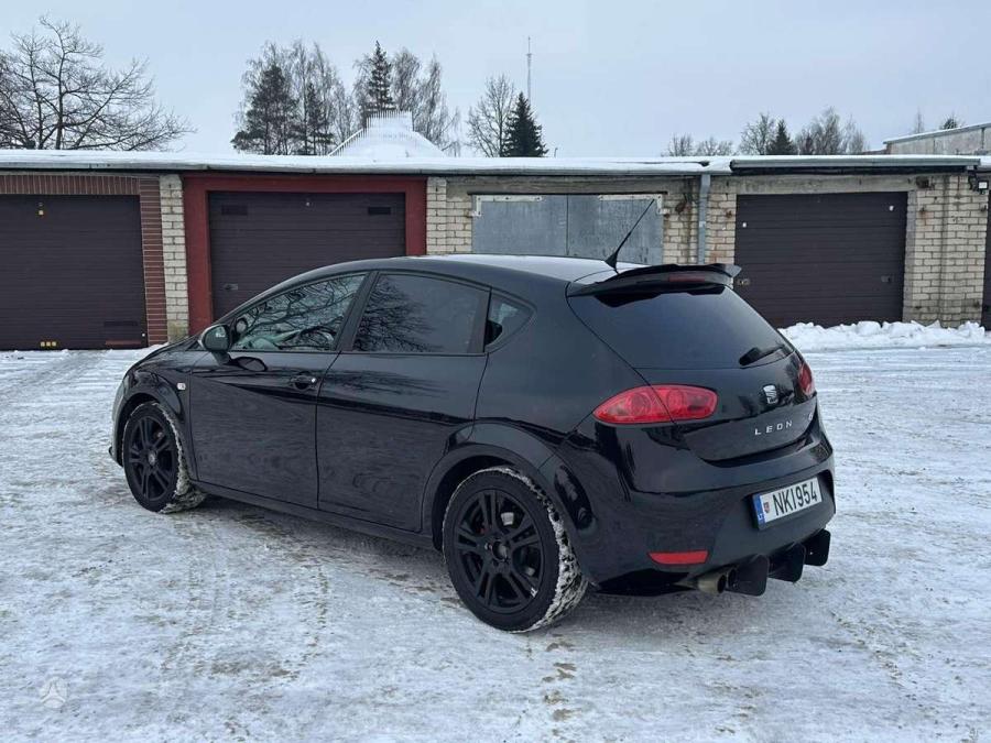 Melns SEAT Leon 2011 Tauragė, ar dzinēja tilpumu 1.98 L un nobraukumu 286 tūkst. km par 4700 €, foto 4 vietnē AUTOMOTO.COM.LV
