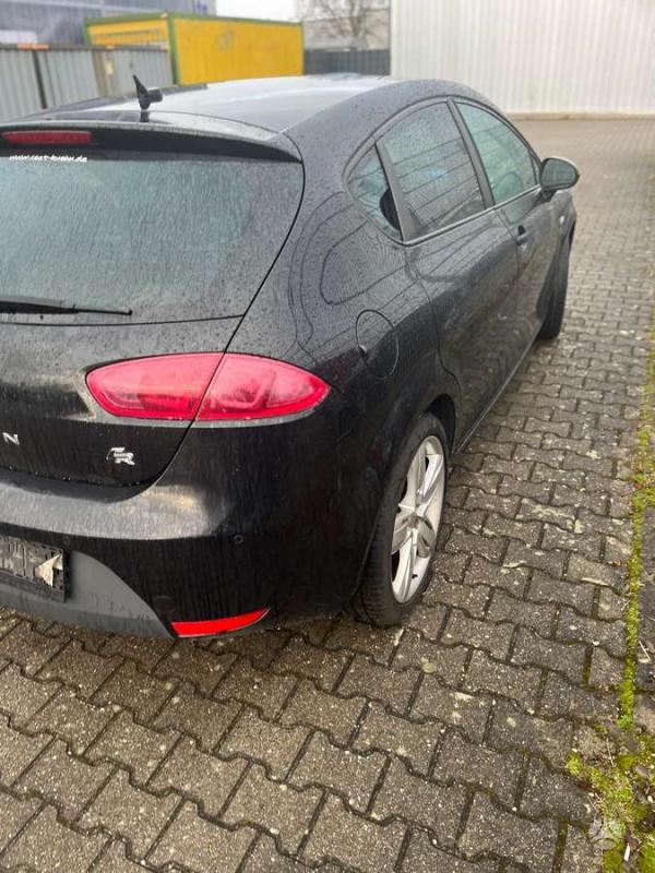 Black SEAT Leon 2011 in Jurbarkas, with an engine capacity of 1.97 L and mileage of 290 thousand km for 3000 €, photo 10 on AUTOMOTO.COM.LV