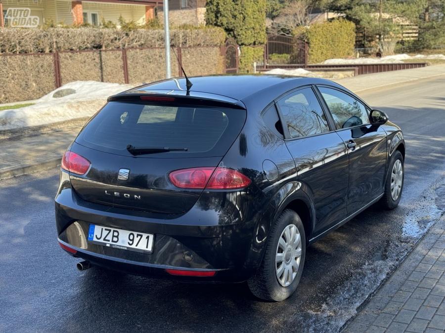 Black SEAT Leon 2011 in Vilnius, with an engine capacity of 1.60 L and mileage of 215 thousand km for 2299 €, photo 3 on AUTOMOTO.COM.LV
