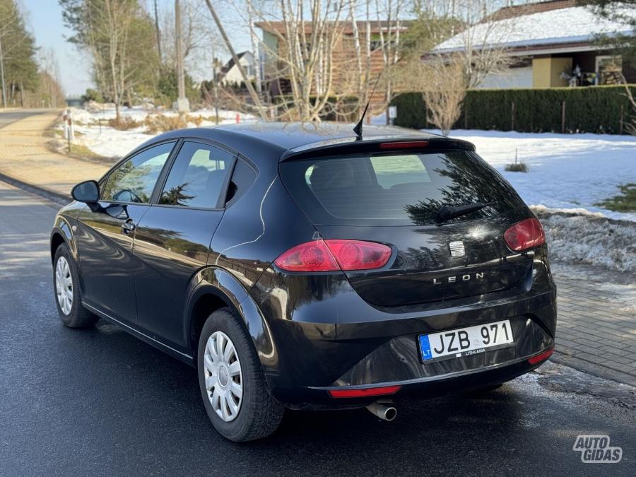 Black SEAT Leon 2011 in Vilnius, with an engine capacity of 1.60 L and mileage of 215 thousand km for 2299 €, photo 4 on AUTOMOTO.COM.LV