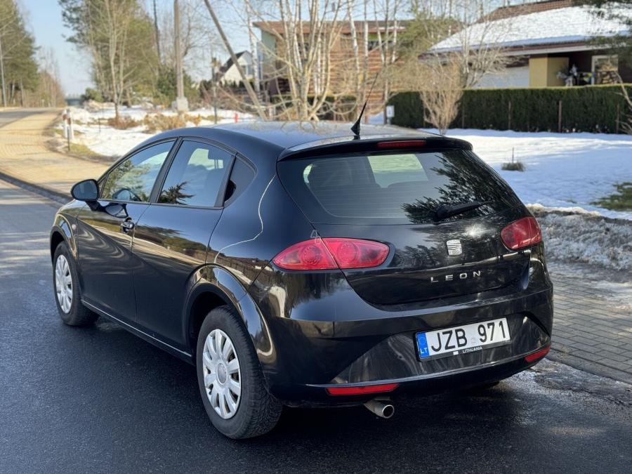 Black SEAT Leon 2011 in Vilnius, with an engine capacity of 1.60 L and mileage of 215 thousand km for 2100 €, photo 4 on AUTOMOTO.COM.LV