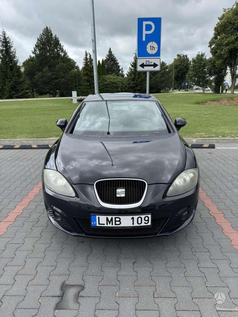 Black SEAT Leon 2011 in Kaunas, with an engine capacity of 1.20 L and mileage of 198 thousand km for 2450 €, photo 1 on AUTOMOTO.COM.LV