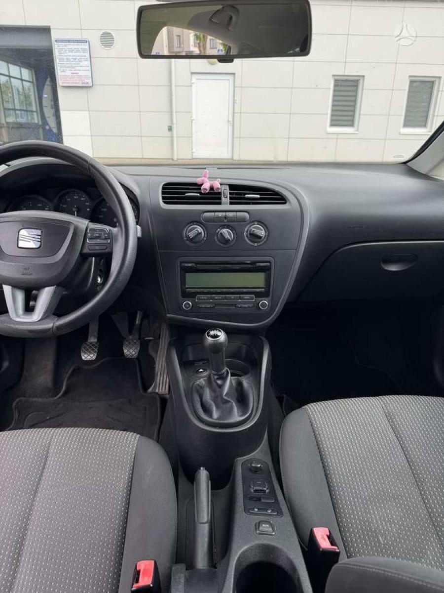Black SEAT Leon 2011 in Kaunas, with an engine capacity of 1.20 L and mileage of 198 thousand km for 2450 €, photo 13 on AUTOMOTO.COM.LV