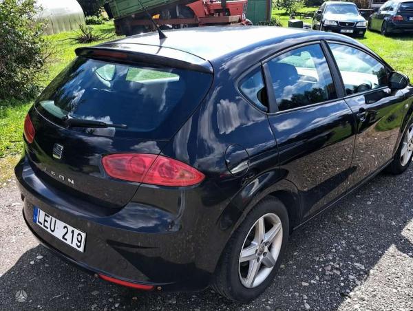 Black SEAT Leon 2011 in Kaunas, with an engine capacity of 1.60 L and mileage of 335 thousand km for 3100 €, photo 4 on AUTOMOTO.COM.LV