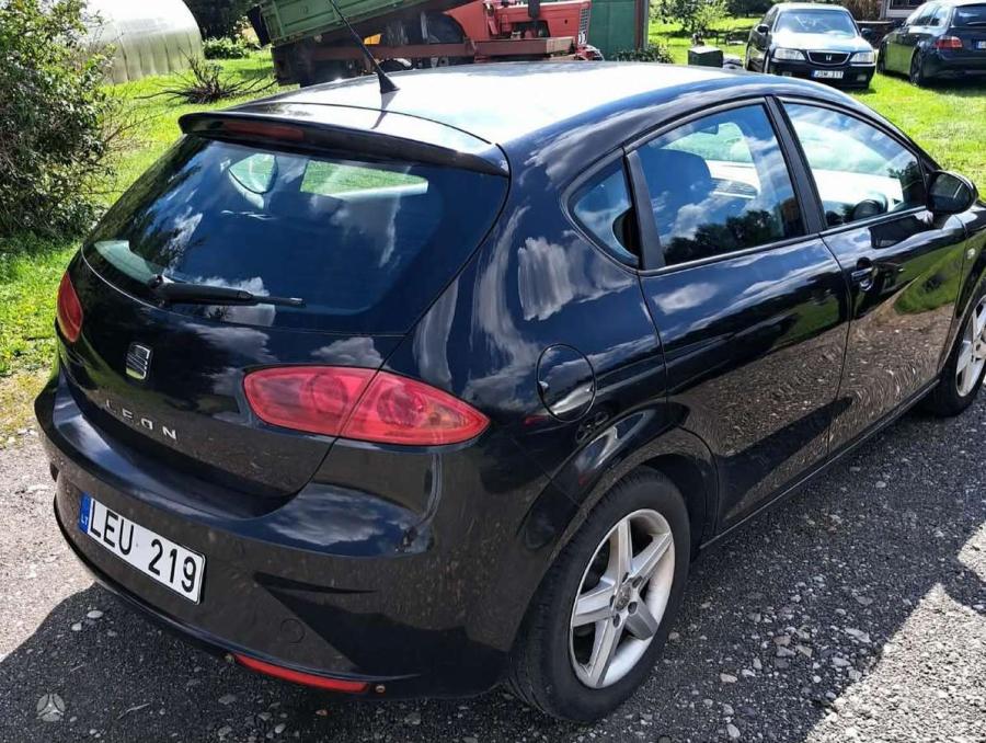 Black SEAT Leon 2011 in Kaunas, with an engine capacity of 1.60 L and mileage of 335 thousand km for 3100 €, photo 4 on AUTOMOTO.COM.LV