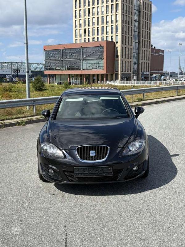 Black SEAT Leon 2011 in Klaipeda, with an engine capacity of 1.39 L and mileage of 197 thousand km for 3150 €, photo 3 on AUTOMOTO.COM.LV