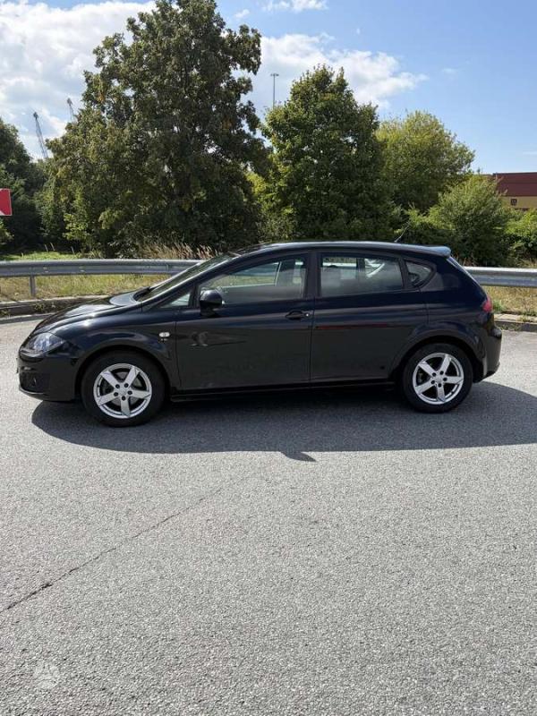 Black SEAT Leon 2011 in Klaipeda, with an engine capacity of 1.39 L and mileage of 197 thousand km for 3150 €, photo 5 on AUTOMOTO.COM.LV