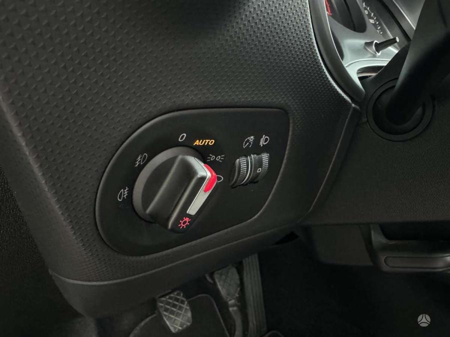Black SEAT Leon 2011 in Vilnius, with an engine capacity of 1.39 L and mileage of 147 thousand km for 3700 €, photo 20 on AUTOMOTO.COM.LV