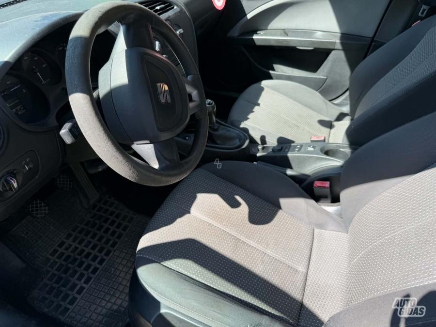 Black SEAT Leon 2011 in Kaisiadorys, with an engine capacity of 1.60 L and mileage of 226 thousand km for 2000 €, photo 4 on AUTOMOTO.COM.LV