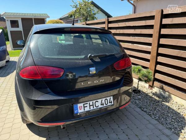 Black SEAT Leon 2011 in Kaisiadorys, with an engine capacity of 1.60 L and mileage of 226 thousand km for 2000 €, photo 5 on AUTOMOTO.COM.LV