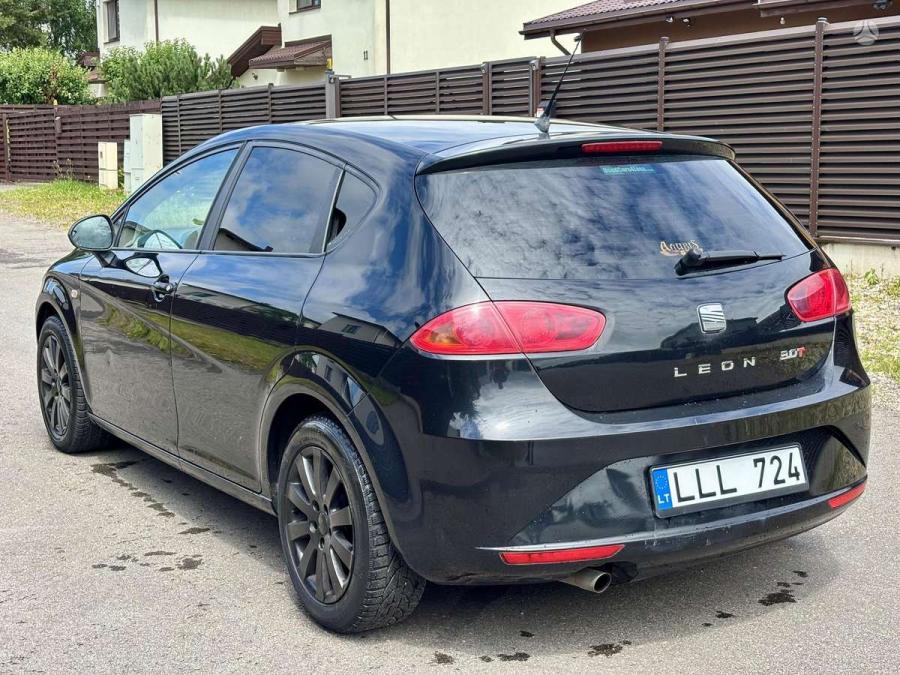 Black SEAT Leon 2012 in Vilnius, with an engine capacity of 1.60 L and mileage of 255 thousand km for 2500 €, photo 4 on AUTOMOTO.COM.LV