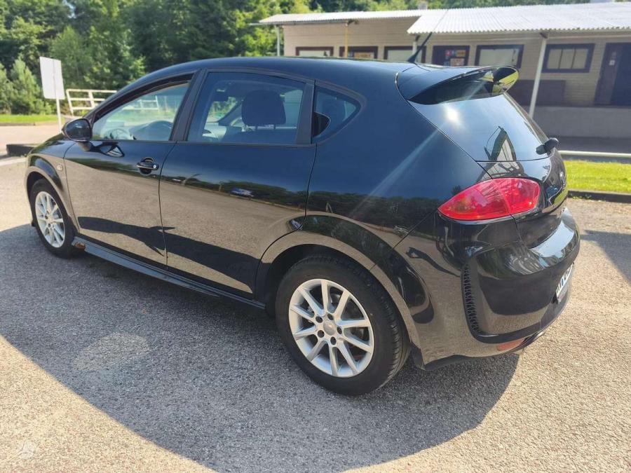 Black SEAT Leon 2012 in Utena, with an engine capacity of 1.60 L and mileage of 260 thousand km for 3550 €, photo 4 on AUTOMOTO.COM.LV