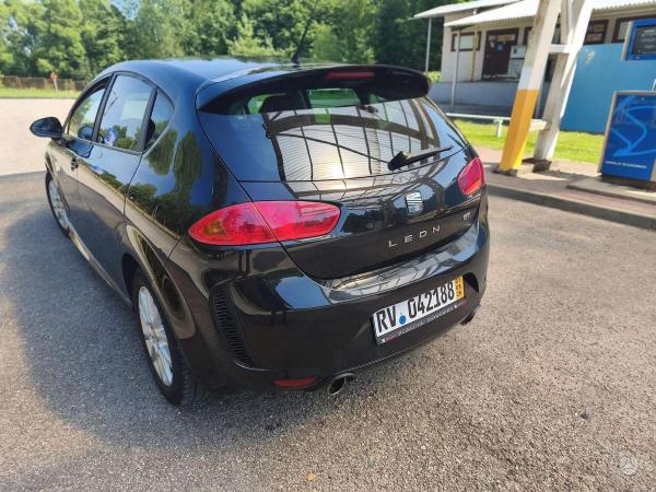 Black SEAT Leon 2012 in Utena, with an engine capacity of 1.60 L and mileage of 260 thousand km for 3550 €, photo 4 on AUTOMOTO.COM.LV