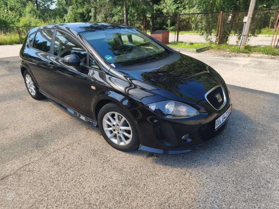 Black SEAT Leon 2012 in Utena, with an engine capacity of 1.60 L and mileage of 260 thousand km for 3550 €, photo 6 on AUTOMOTO.COM.LV