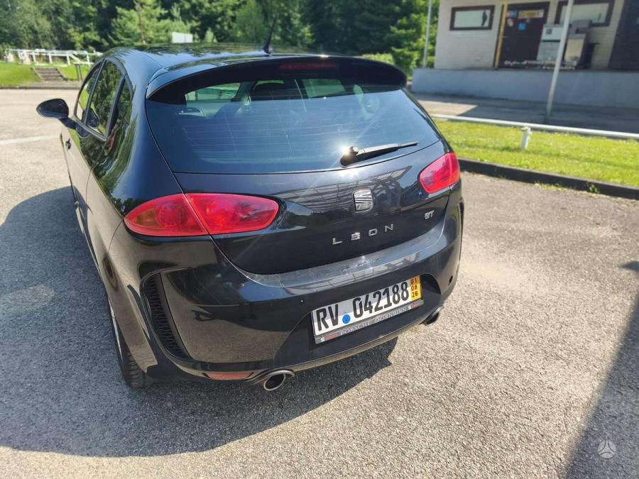 Black SEAT Leon 2012 in Utena, with an engine capacity of 1.60 L and mileage of 260 thousand km for 3550 €, photo 20 on AUTOMOTO.COM.LV