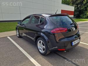 Black SEAT Leon 2012 in Riga, with an engine capacity of 1.80 L and mileage of 209 thousand km for 4280 €, photo 7 on AUTOMOTO.COM.LV
