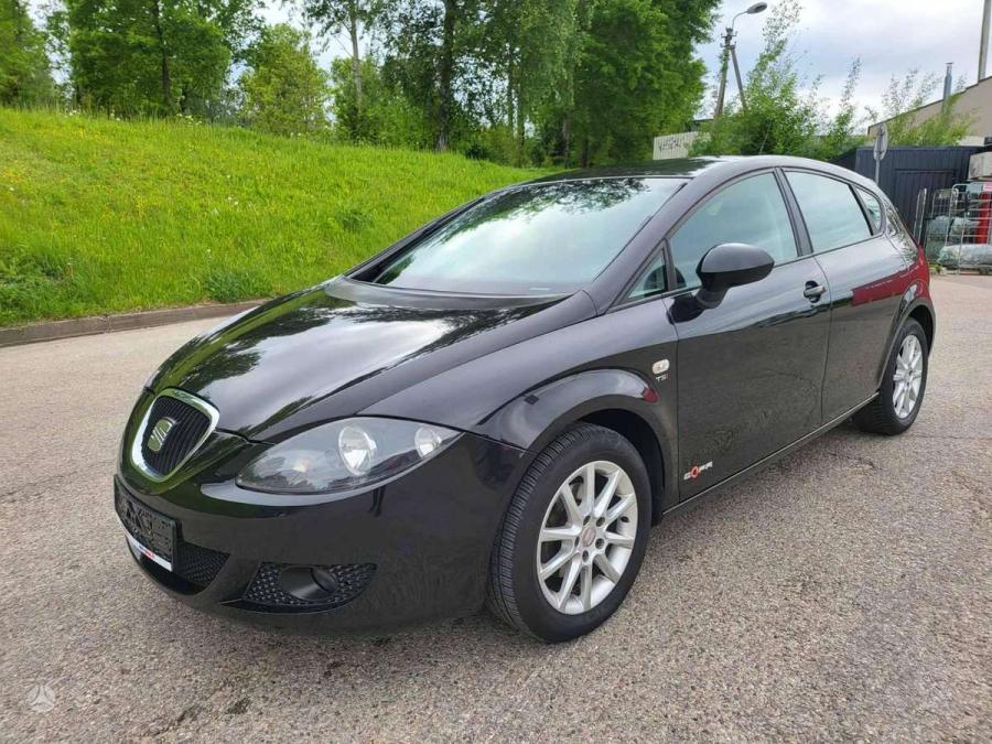 Black SEAT Leon 2013 in Alytus, with an engine capacity of 1.20 L and mileage of 219 thousand km for 3190 €, photo 1 on AUTOMOTO.COM.LV