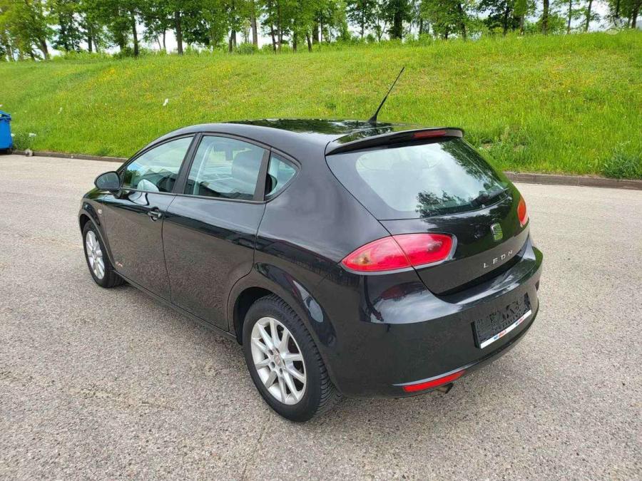 Black SEAT Leon 2013 in Alytus, with an engine capacity of 1.20 L and mileage of 219 thousand km for 3190 €, photo 4 on AUTOMOTO.COM.LV