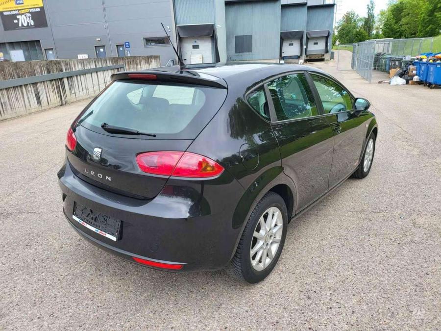 Black SEAT Leon 2013 in Alytus, with an engine capacity of 1.20 L and mileage of 219 thousand km for 3190 €, photo 5 on AUTOMOTO.COM.LV