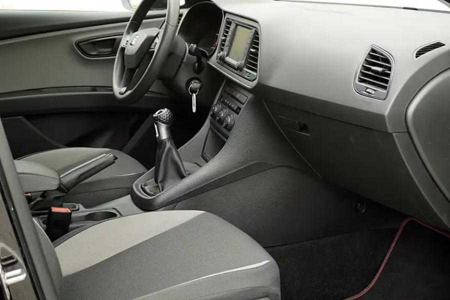 Black SEAT Leon 2015 in Riga, with an engine capacity of 1.60 L and mileage of 198 thousand km for 7650 €, photo 14 on AUTOMOTO.COM.LV