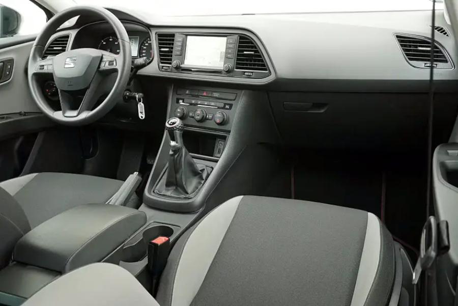 Black SEAT Leon 2015 in Riga, with an engine capacity of 1.60 L and mileage of 198 thousand km for 7650 €, photo 15 on AUTOMOTO.COM.LV