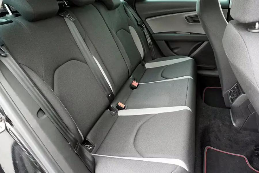 Black SEAT Leon 2015 in Riga, with an engine capacity of 1.60 L and mileage of 198 thousand km for 7650 €, photo 16 on AUTOMOTO.COM.LV