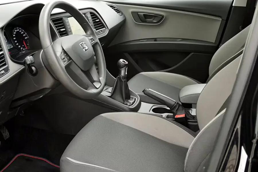 Black SEAT Leon 2015 in Riga, with an engine capacity of 1.60 L and mileage of 198 thousand km for 7650 €, photo 17 on AUTOMOTO.COM.LV