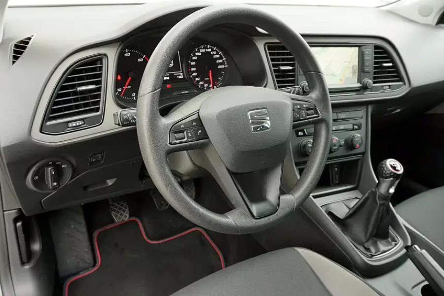 Black SEAT Leon 2015 in Riga, with an engine capacity of 1.60 L and mileage of 198 thousand km for 7650 €, photo 18 on AUTOMOTO.COM.LV