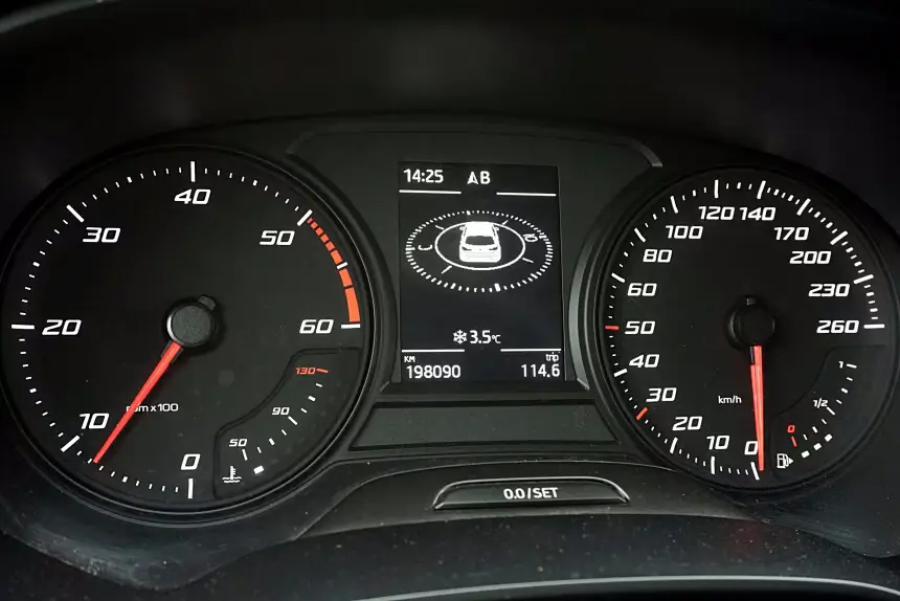 Black SEAT Leon 2015 in Riga, with an engine capacity of 1.60 L and mileage of 198 thousand km for 7650 €, photo 20 on AUTOMOTO.COM.LV