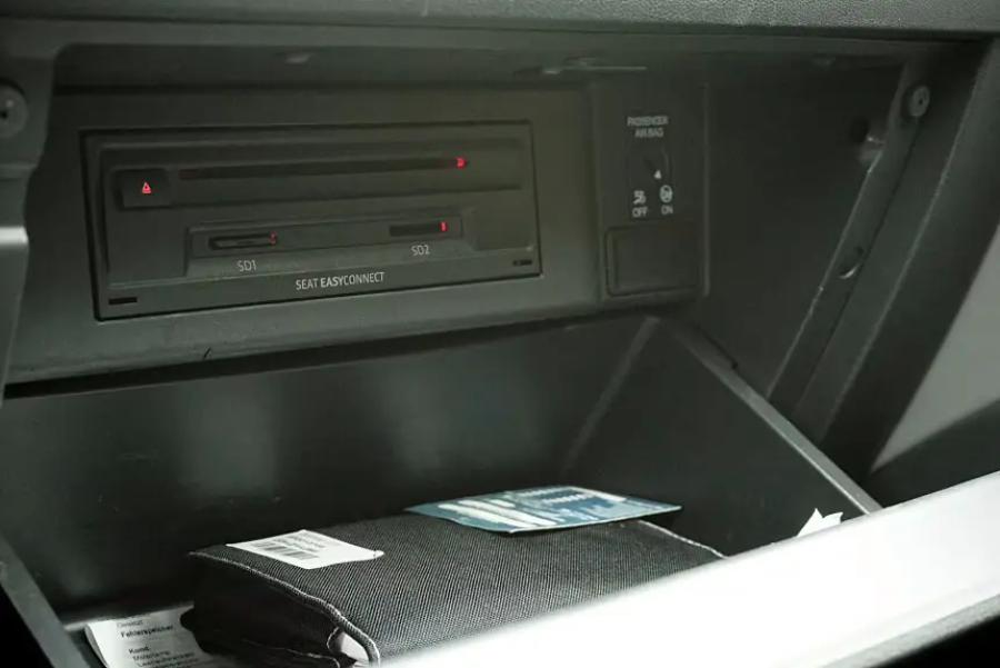 Black SEAT Leon 2015 in Riga, with an engine capacity of 1.60 L and mileage of 198 thousand km for 7650 €, photo 26 on AUTOMOTO.COM.LV