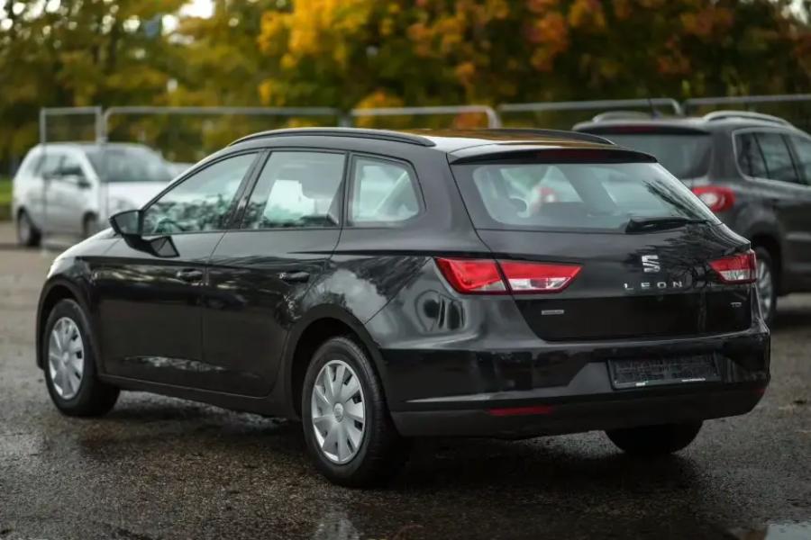 Black SEAT Leon 2015 in Liepaja, with an engine capacity of 1.60 L and mileage of 158 thousand km for 8350 €, photo 3 on AUTOMOTO.COM.LV