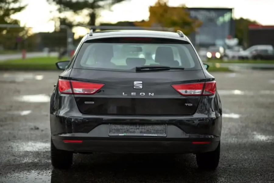 Black SEAT Leon 2015 in Liepaja, with an engine capacity of 1.60 L and mileage of 158 thousand km for 8350 €, photo 4 on AUTOMOTO.COM.LV
