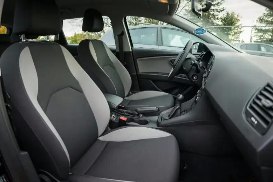 Black SEAT Leon 2015 in Liepaja, with an engine capacity of 1.60 L and mileage of 158 thousand km for 8350 €, photo 11 on AUTOMOTO.COM.LV
