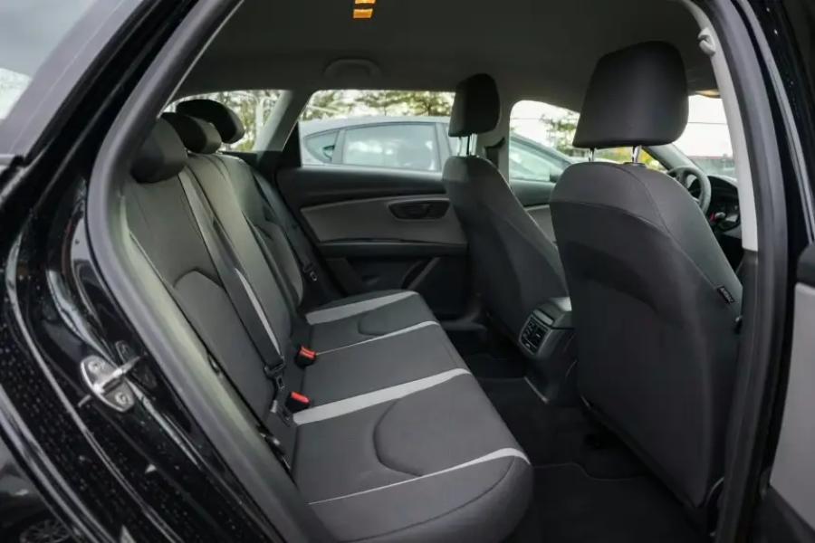 Black SEAT Leon 2015 in Liepaja, with an engine capacity of 1.60 L and mileage of 158 thousand km for 8350 €, photo 13 on AUTOMOTO.COM.LV