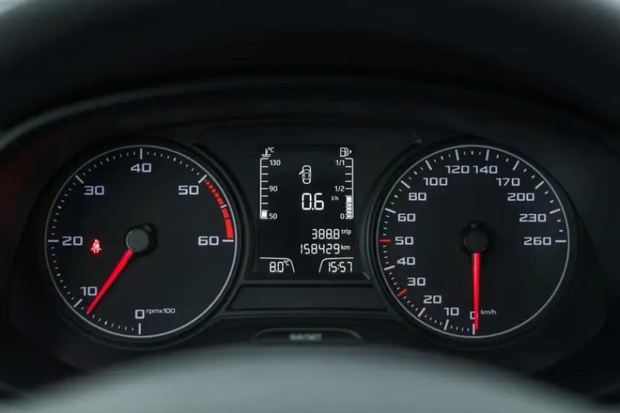 Black SEAT Leon 2015 in Liepaja, with an engine capacity of 1.60 L and mileage of 158 thousand km for 8350 €, photo 14 on AUTOMOTO.COM.LV