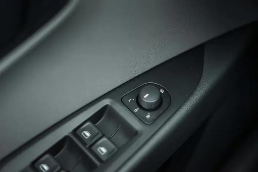 Black SEAT Leon 2015 in Liepaja, with an engine capacity of 1.60 L and mileage of 158 thousand km for 8350 €, photo 18 on AUTOMOTO.COM.LV