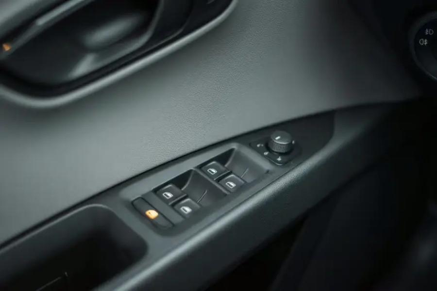 Black SEAT Leon 2015 in Liepaja, with an engine capacity of 1.60 L and mileage of 158 thousand km for 8350 €, photo 19 on AUTOMOTO.COM.LV