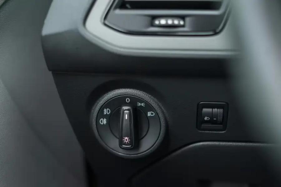 Black SEAT Leon 2015 in Liepaja, with an engine capacity of 1.60 L and mileage of 158 thousand km for 8350 €, photo 20 on AUTOMOTO.COM.LV