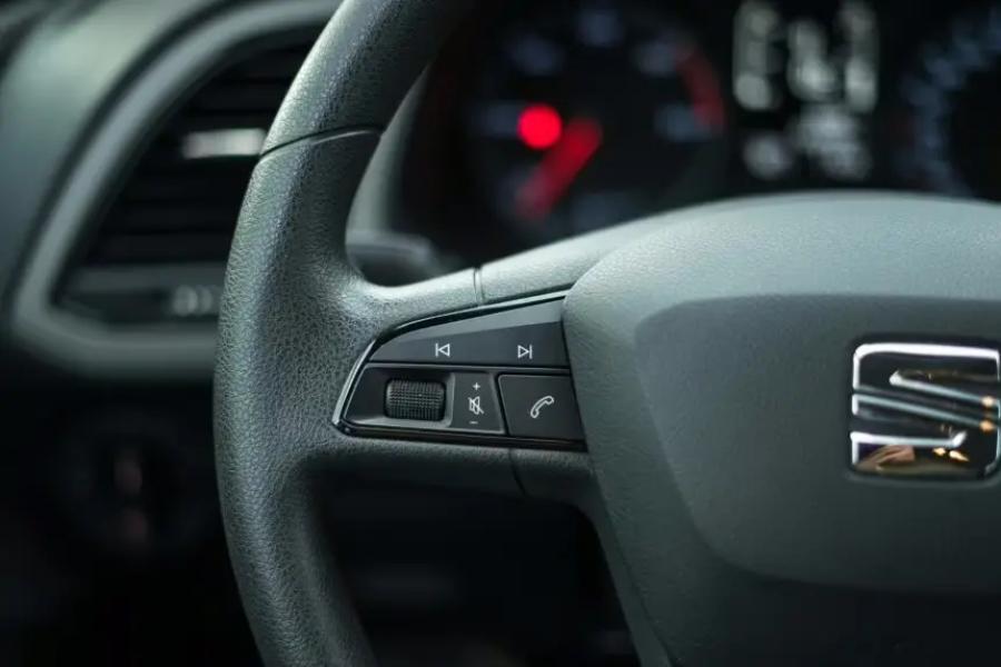 Black SEAT Leon 2015 in Liepaja, with an engine capacity of 1.60 L and mileage of 158 thousand km for 8350 €, photo 21 on AUTOMOTO.COM.LV