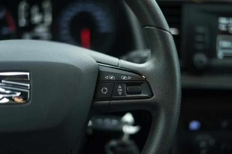 Black SEAT Leon 2015 in Liepaja, with an engine capacity of 1.60 L and mileage of 158 thousand km for 8350 €, photo 22 on AUTOMOTO.COM.LV