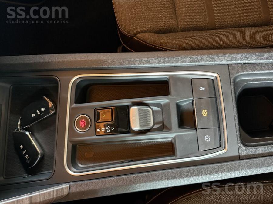 Black SEAT Leon 2021 in Jelgava, with an engine capacity of 1.50 L and mileage of 164 thousand km for 14500 €, photo 14 on AUTOMOTO.COM.LV