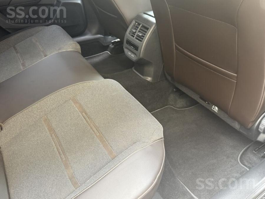 Black SEAT Leon 2021 in Jelgava, with an engine capacity of 1.50 L and mileage of 164 thousand km for 14500 €, photo 22 on AUTOMOTO.COM.LV