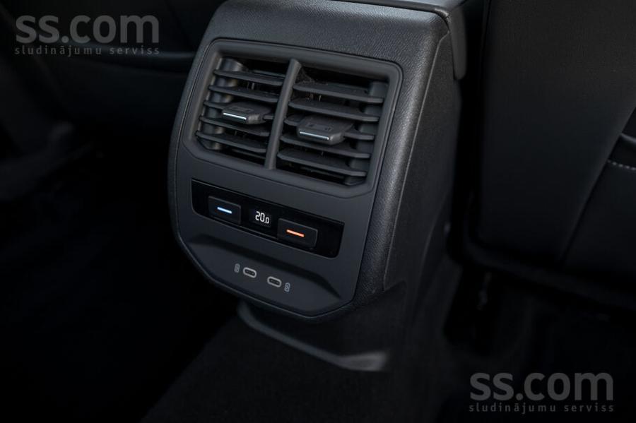 Black SEAT Leon 2021 in Jelgava, with an engine capacity of 2.00 L and mileage of 215 thousand km for 15900 €, photo 13 on AUTOMOTO.COM.LV