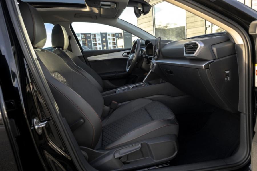 Black SEAT Leon 2021 in Riga, with an engine capacity of 2.00 L and mileage of 210 thousand km for 15950 €, photo 14 on AUTOMOTO.COM.LV