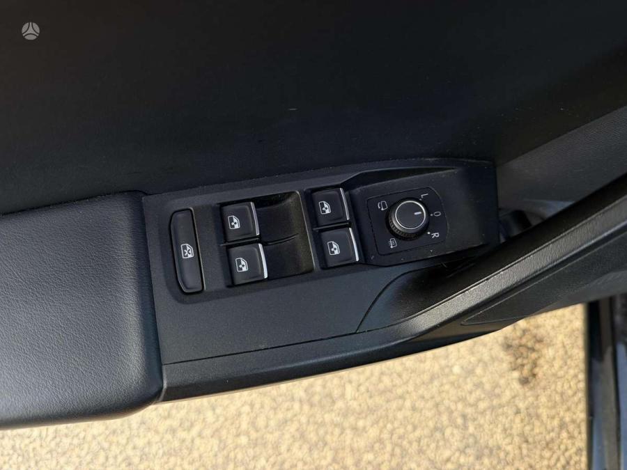 Black SEAT Leon 2021 in Vilnius, with an engine capacity of 1.40 L and mileage of 192 thousand km for 13949 €, photo 19 on AUTOMOTO.COM.LV