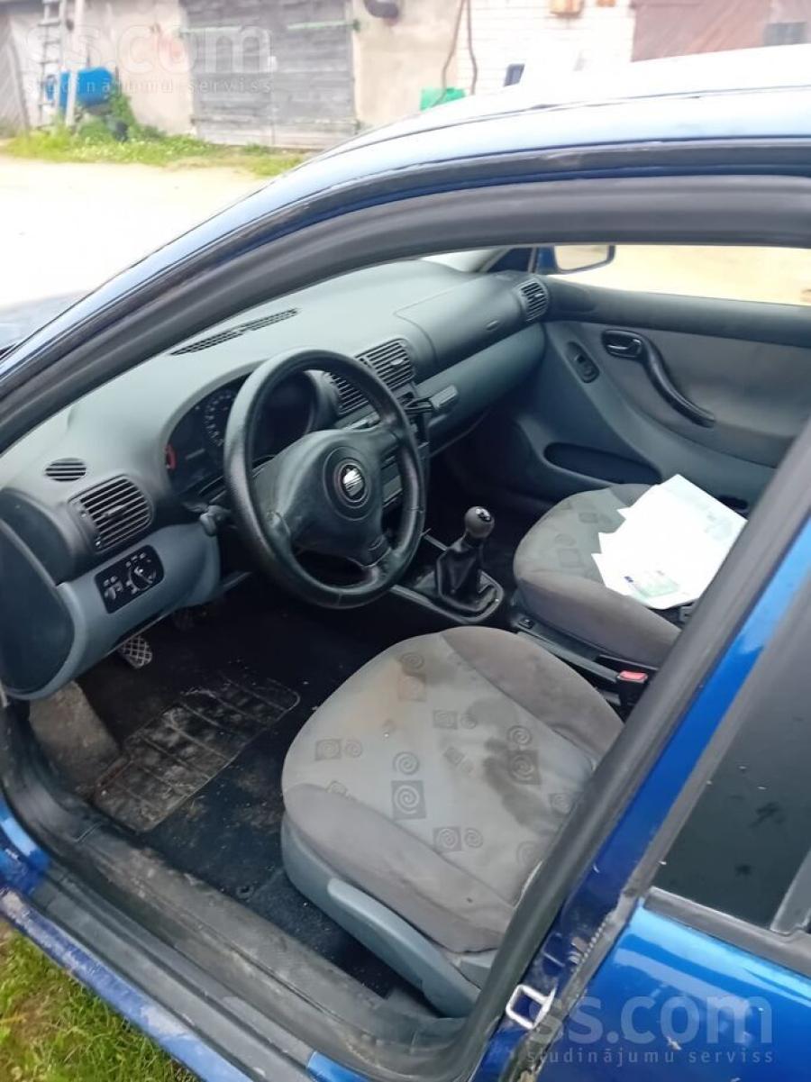 Blue SEAT Leon 2000 in Saldus, with an engine capacity of 1.60 L and mileage of 296 thousand km for 1000 €, photo 6 on AUTOMOTO.COM.LV